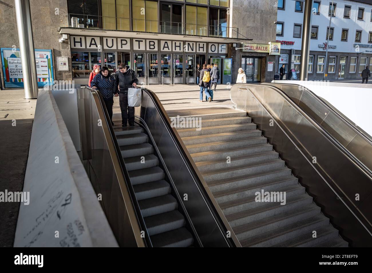 Ulm in Baden-Württemberg Straßenszene Hauptbahnhof - 20.11.2023 Ulm ...