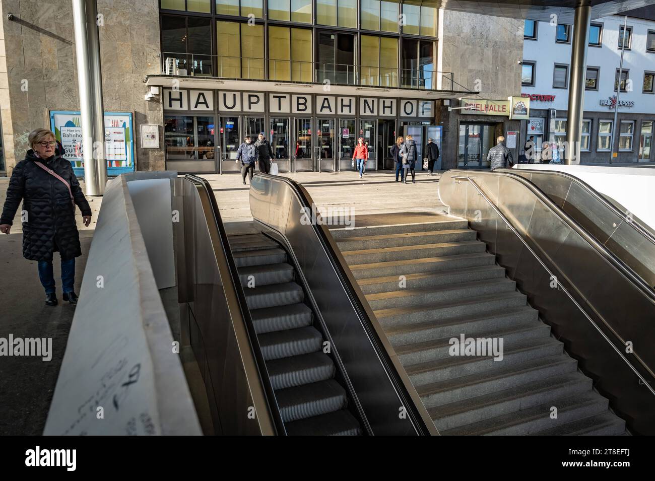Ulm in Baden-Württemberg Straßenszene Hauptbahnhof - 20.11.2023 Ulm ...
