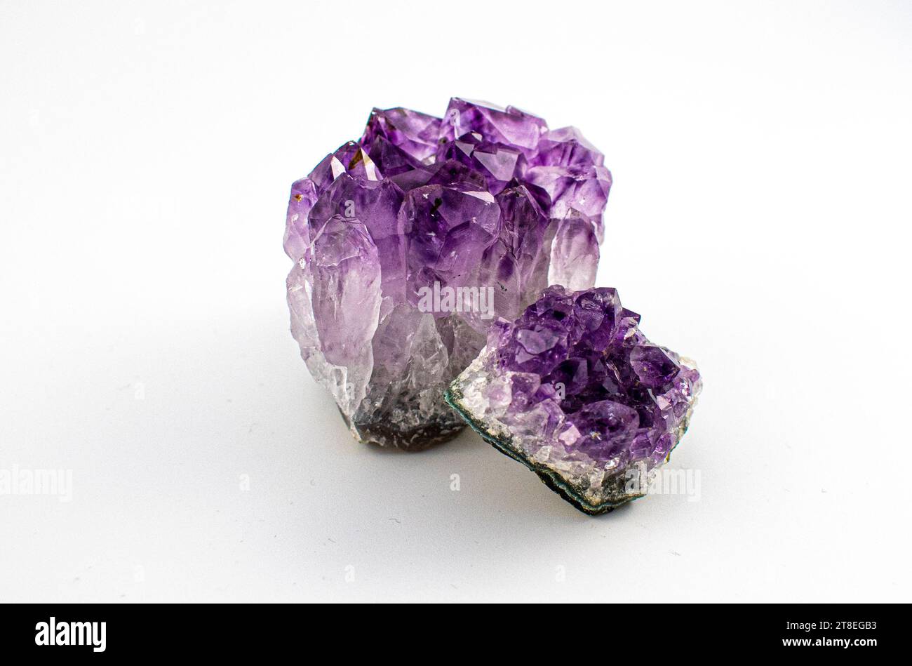 Close up photo of amethyst geode crystal clusters Stock Photo - Alamy