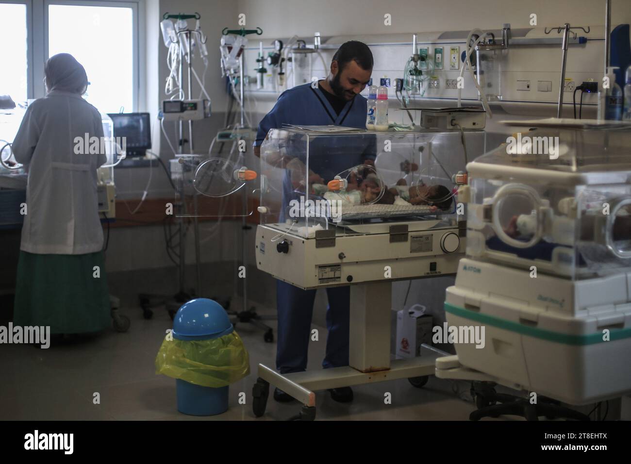 Rafah, Palestinian Territories. 20th Nov, 2023. A Palestinian doctor in ...