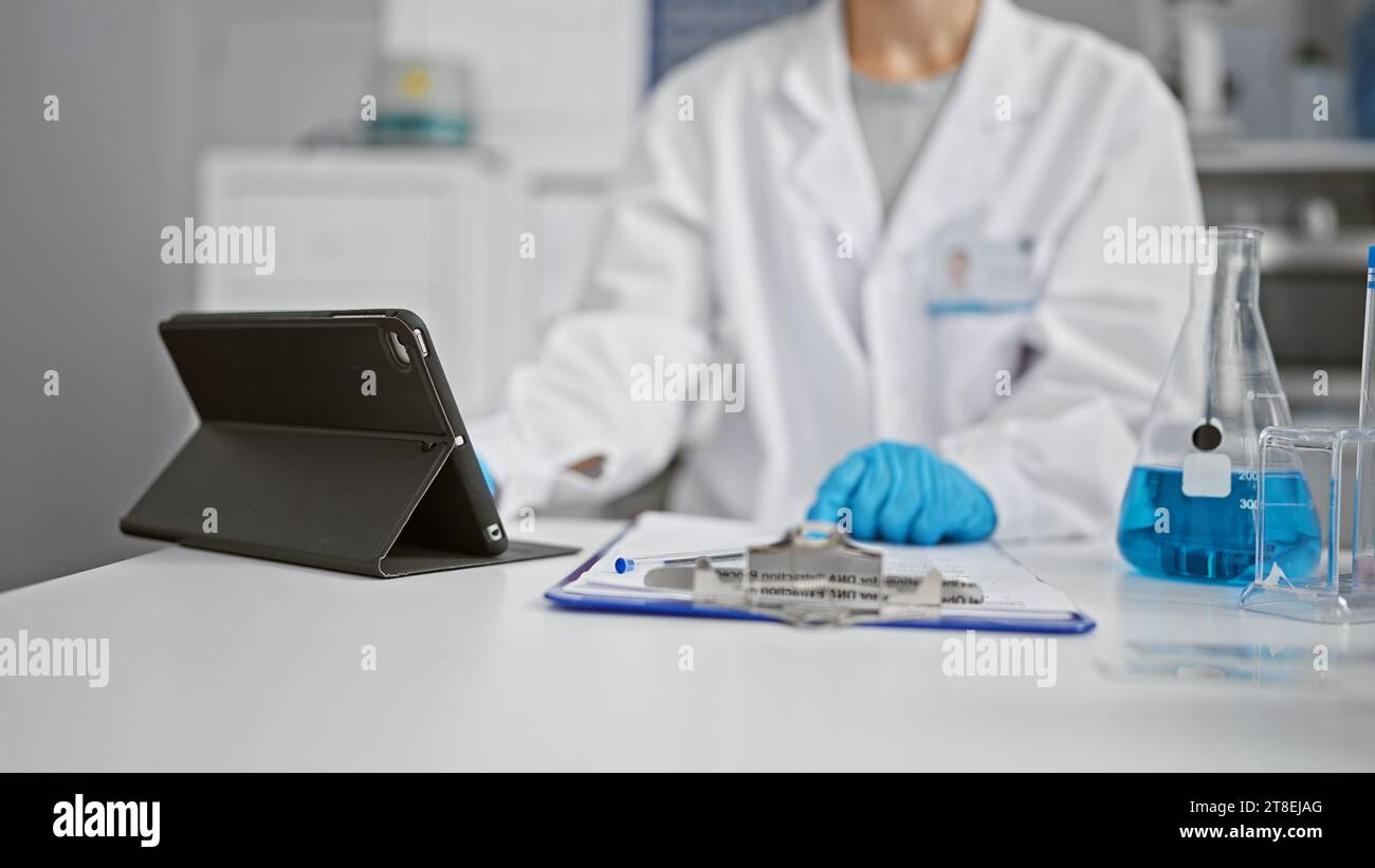 Woman hands scientist tablet hi-res stock photography and images - Alamy