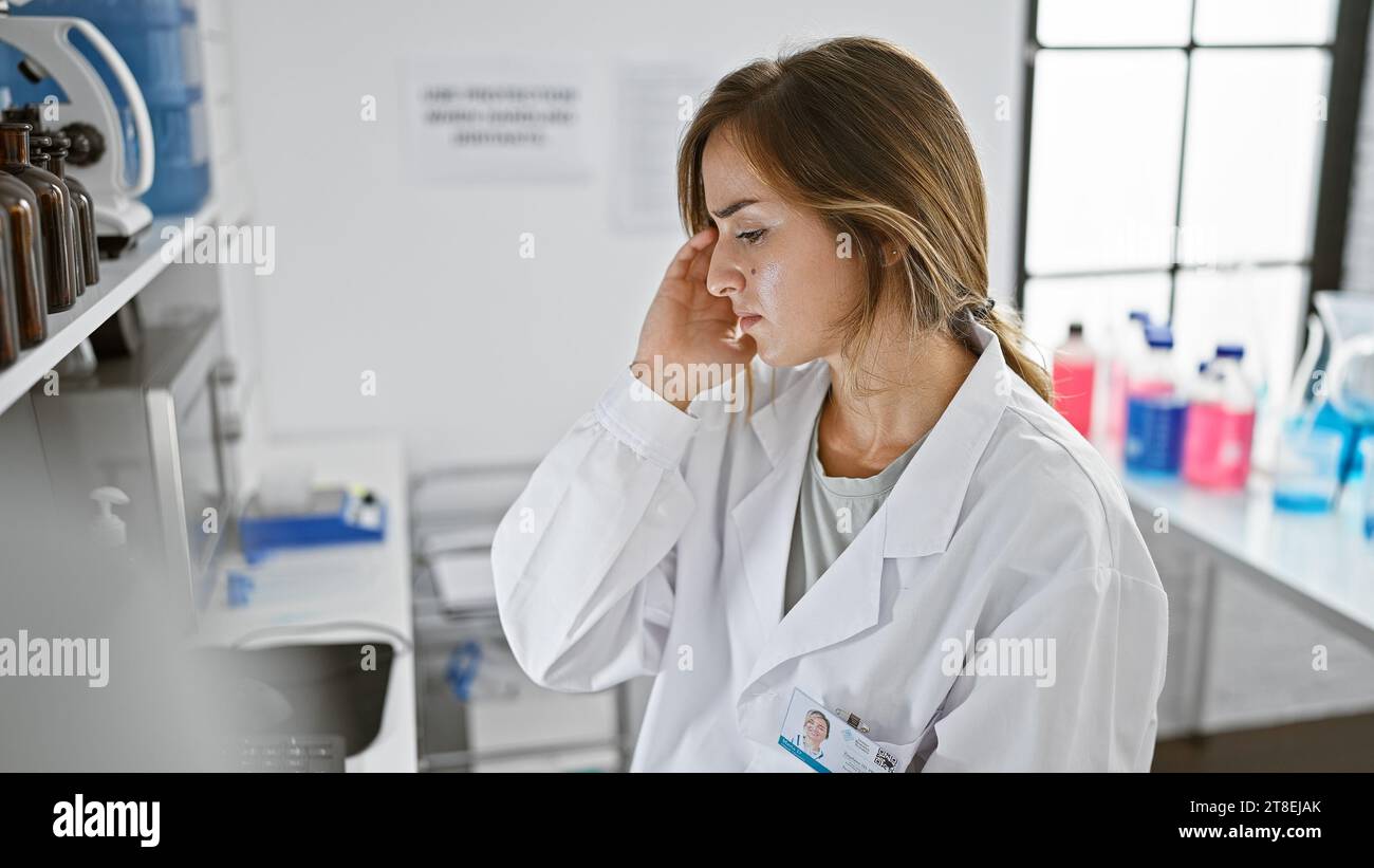 Stress headache woman scientist hi-res stock photography and images - Alamy