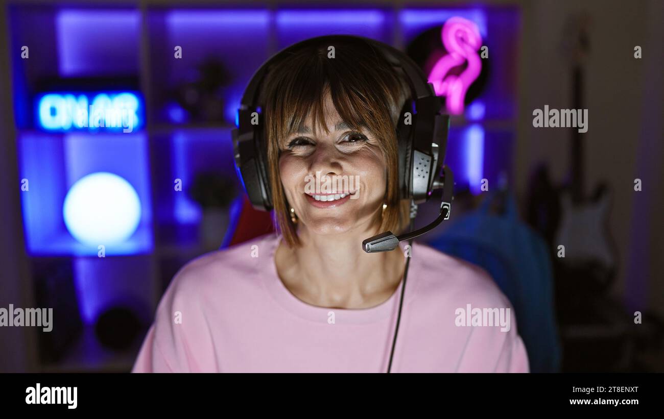 Influencer latina hi-res stock photography and images - Alamy