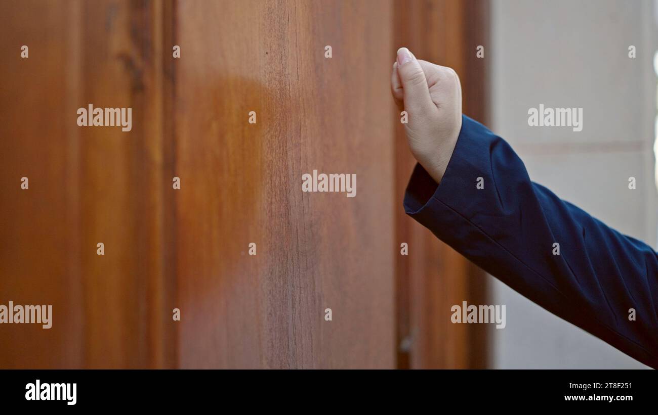 Girl knocking door hi-res stock photography and images - Alamy