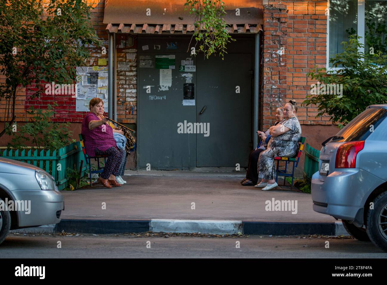 Women sitting on benches hi-res stock photography and images - Alamy