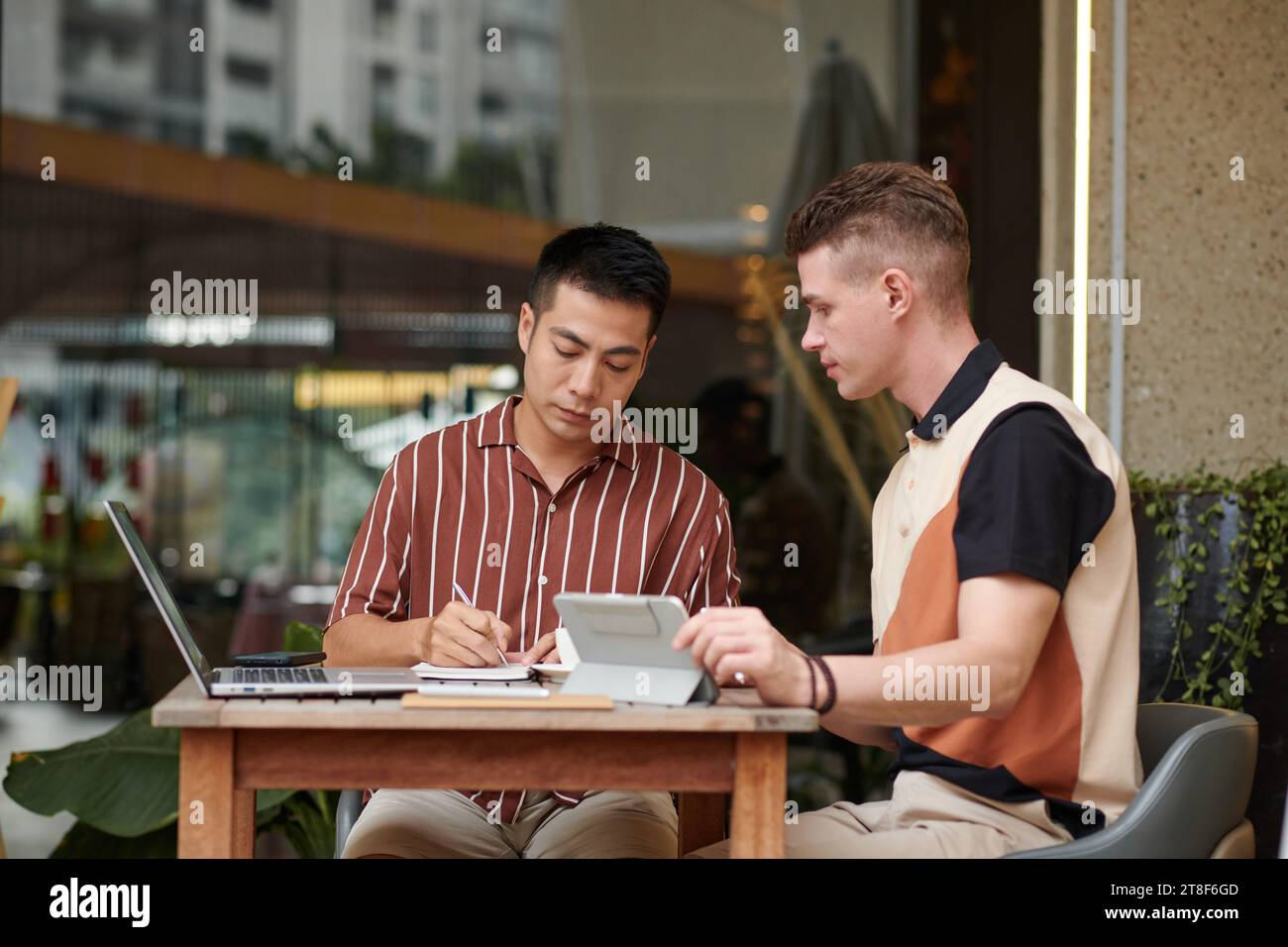 Investor client hi-res stock photography and images - Alamy