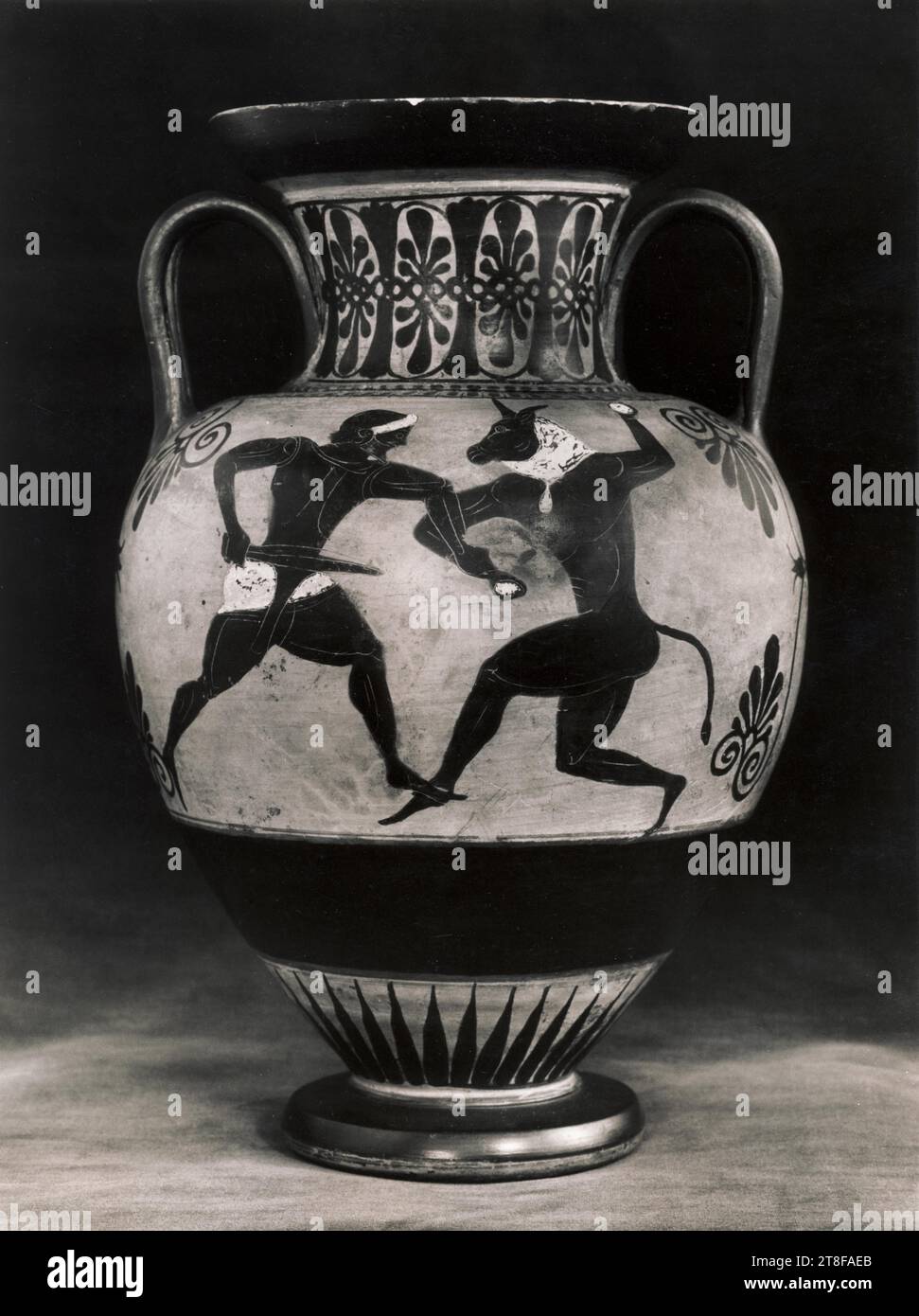 Theseus fighting minotaur hi-res stock photography and images - Alamy