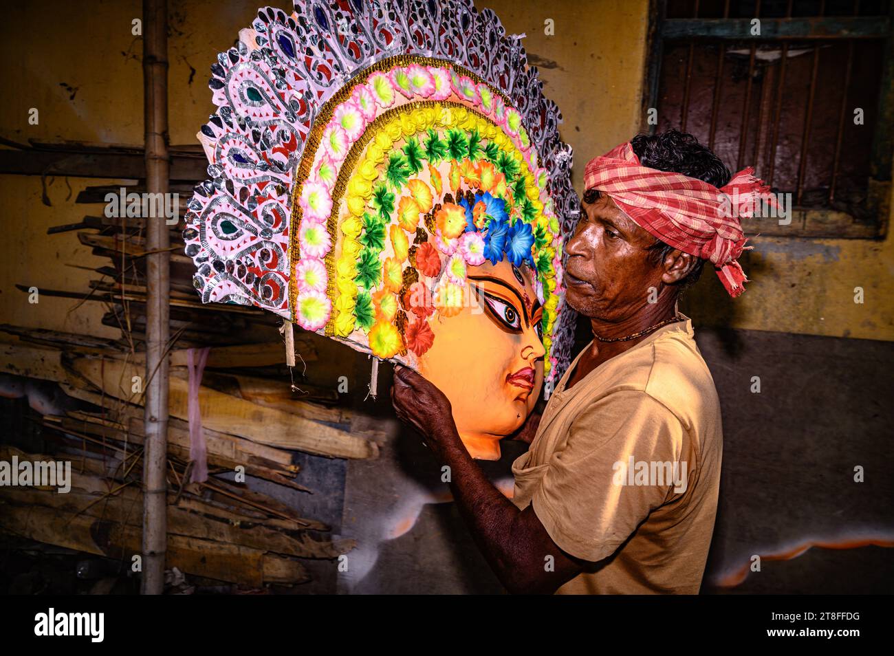 Tehatta, India. 20th Nov, 2023. An artist in Tehatta, West Bengal ...