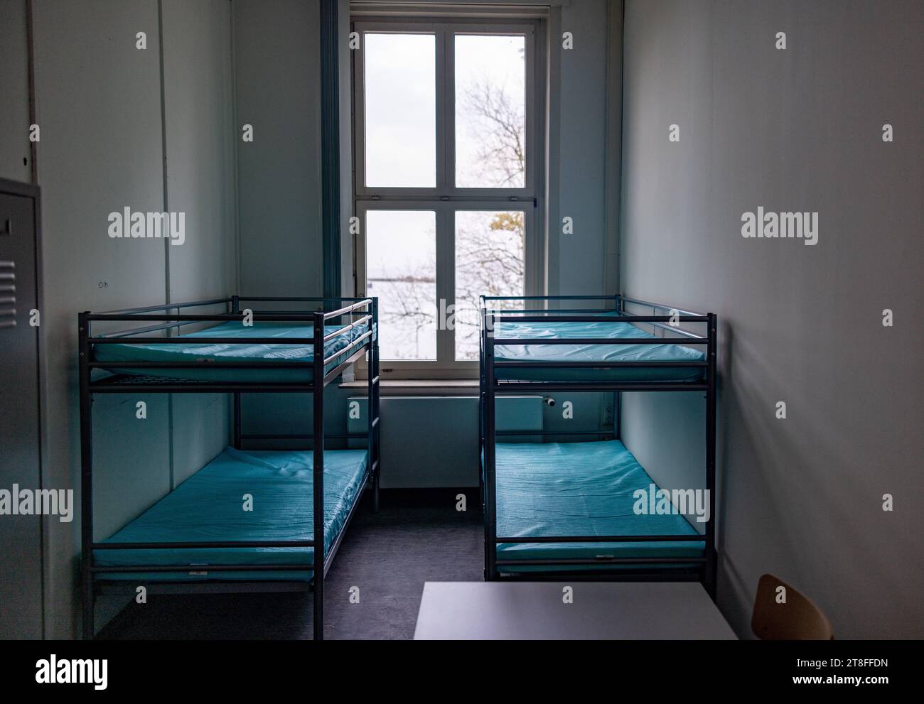 Kiel, Germany. 20th Nov, 2023. Two bunk beds stand in a room in the ...