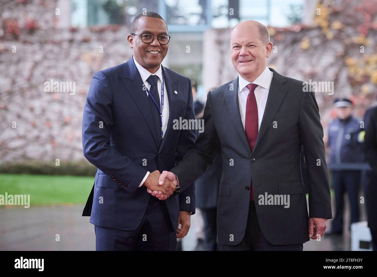 Berlin, Vorfahrt der Teilnehmer zum Compact with Africa im Bundeskanzleramt Bundeskanzler Olaf ...