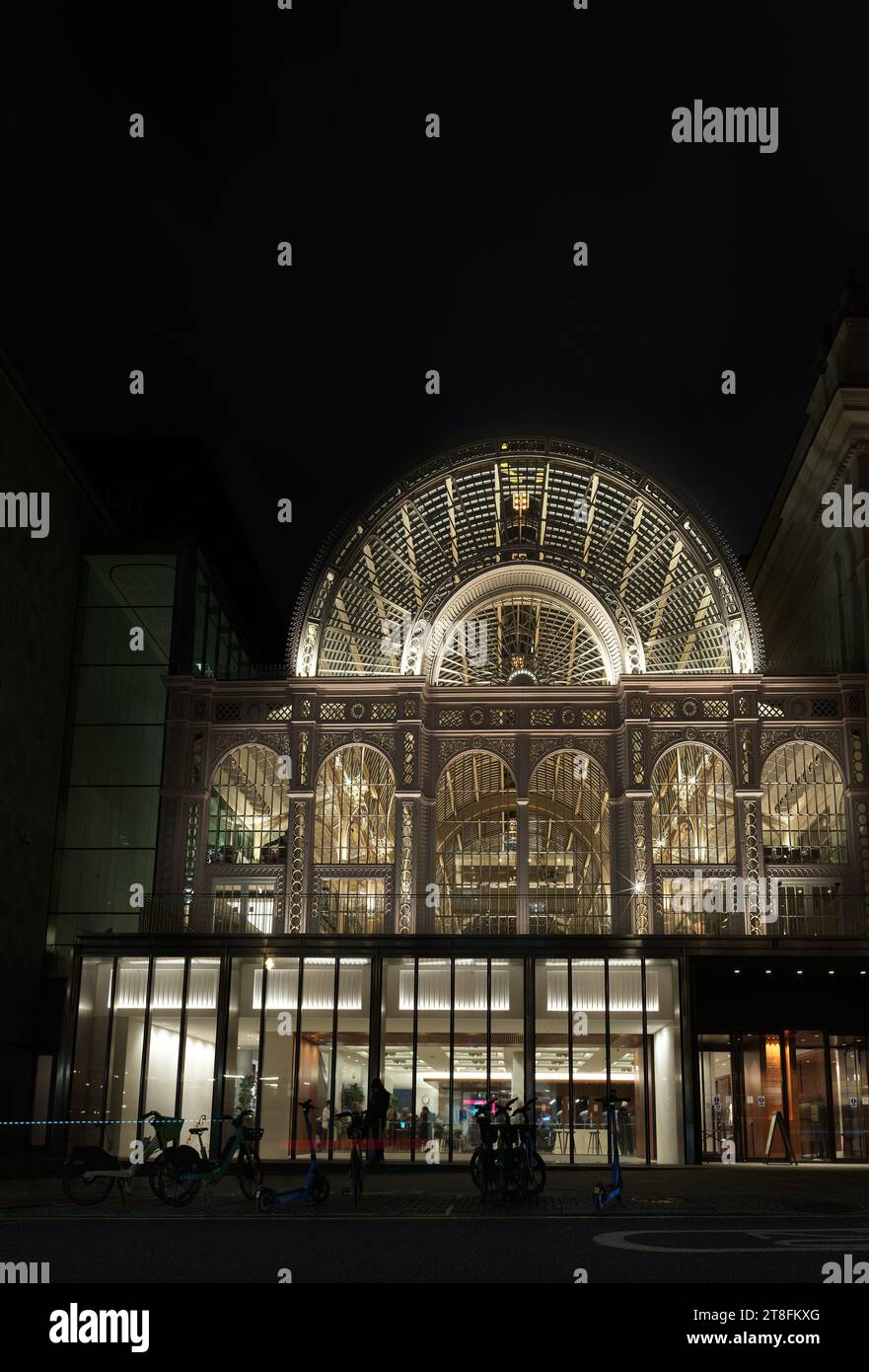 Royal Opera House (ROH), Covent Garden, London, England, at night Stock ...