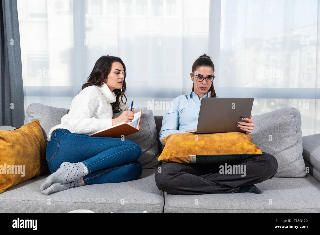 Two lawyers talking to judge hi-res stock photography and images - Alamy