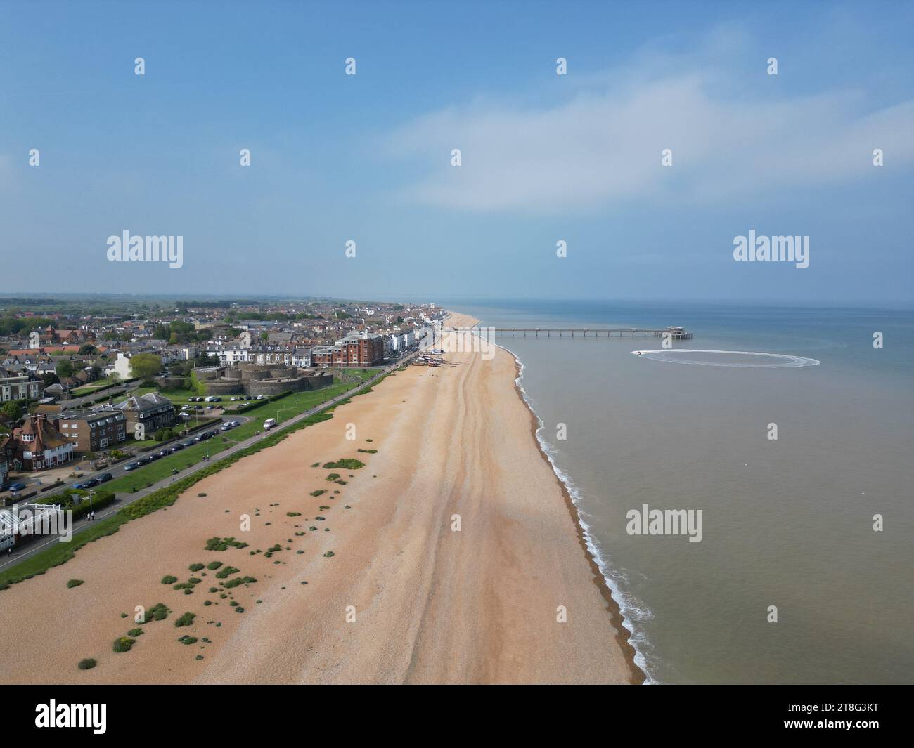Deal kent beach huts hi-res stock photography and images - Alamy