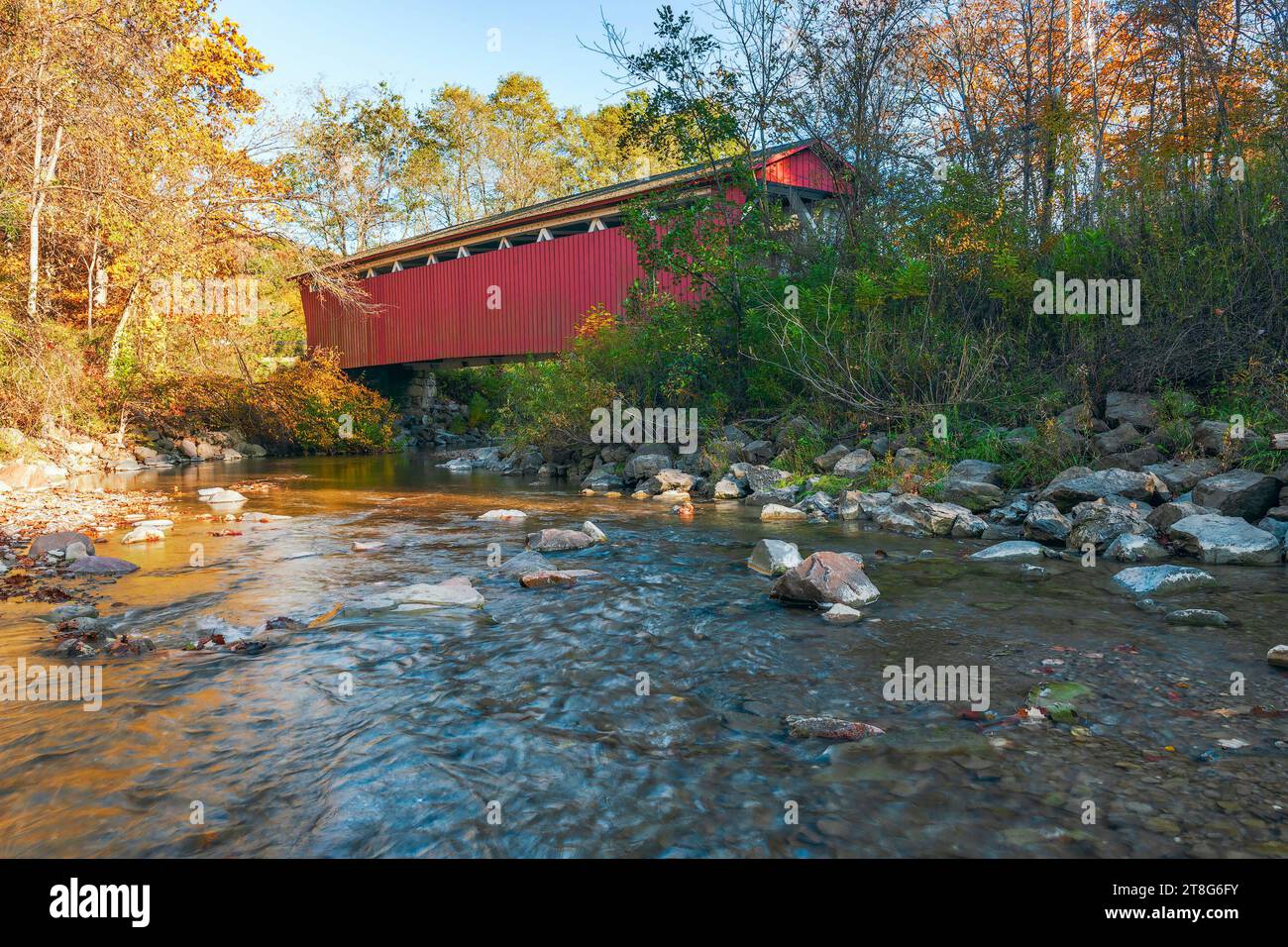 Everett Covered Bridge over Furnace Run in autumn. Cuyahoga Valley ...