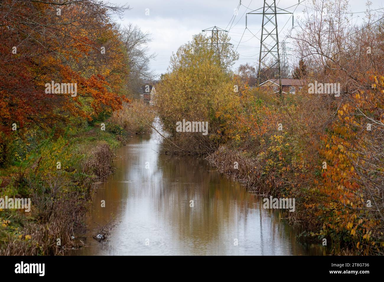 Slough, UK. 20th November, 2023. The Grand Union Cancal that runs ...