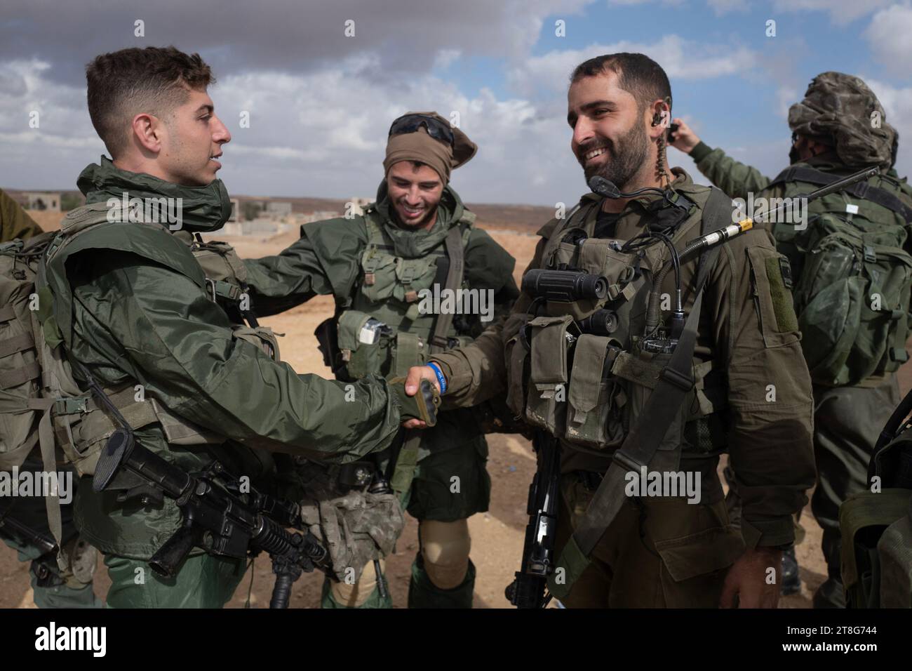 Israeli infantry soldiers from the 55th Brigade of paratroopers with ...