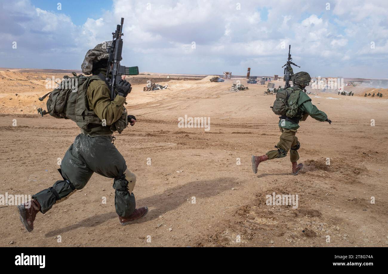 Israeli infantry soldiers from the 55th Brigade of paratroopers with ...
