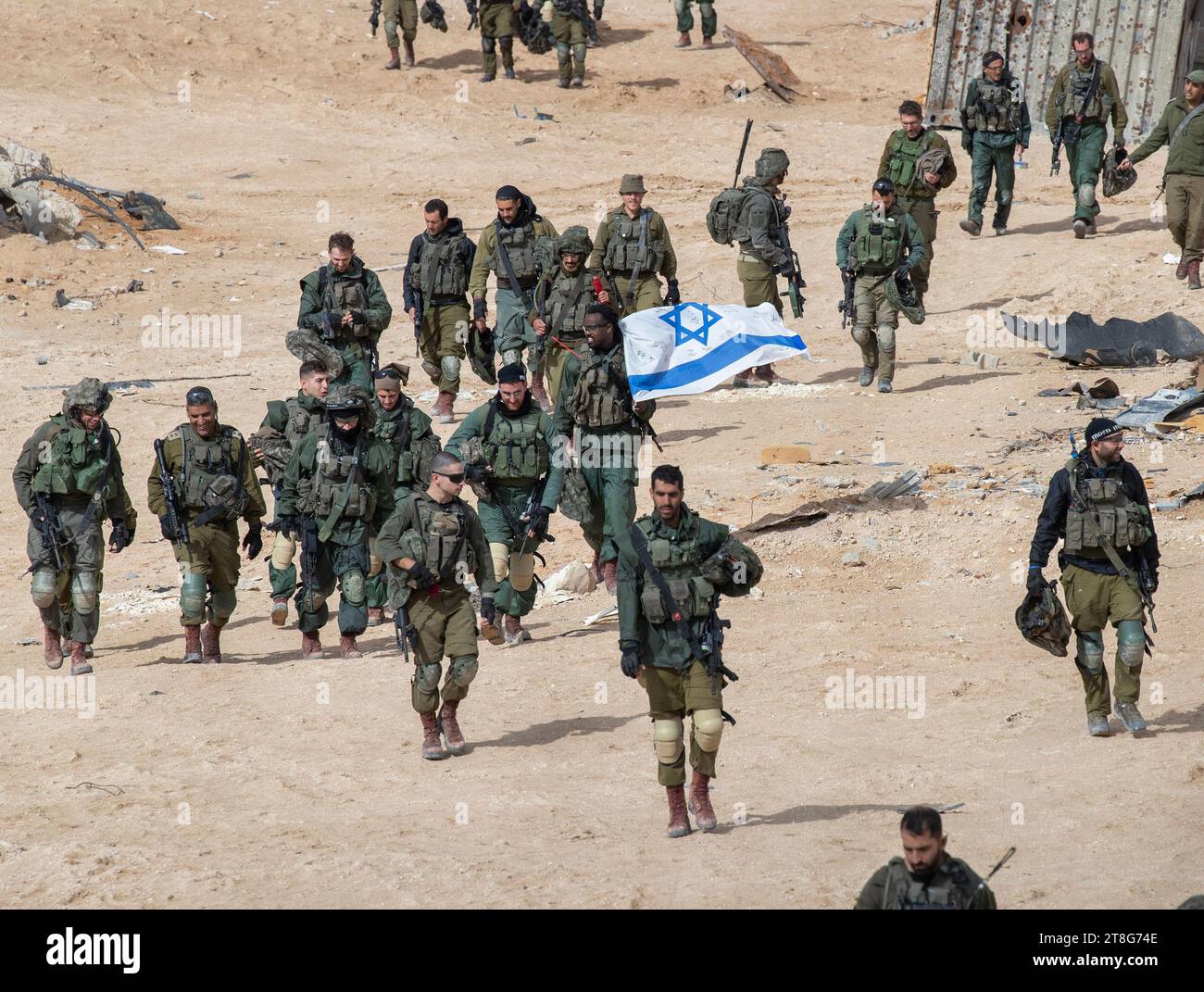 Israeli infantry soldiers from the 55th Brigade of paratroopers with ...