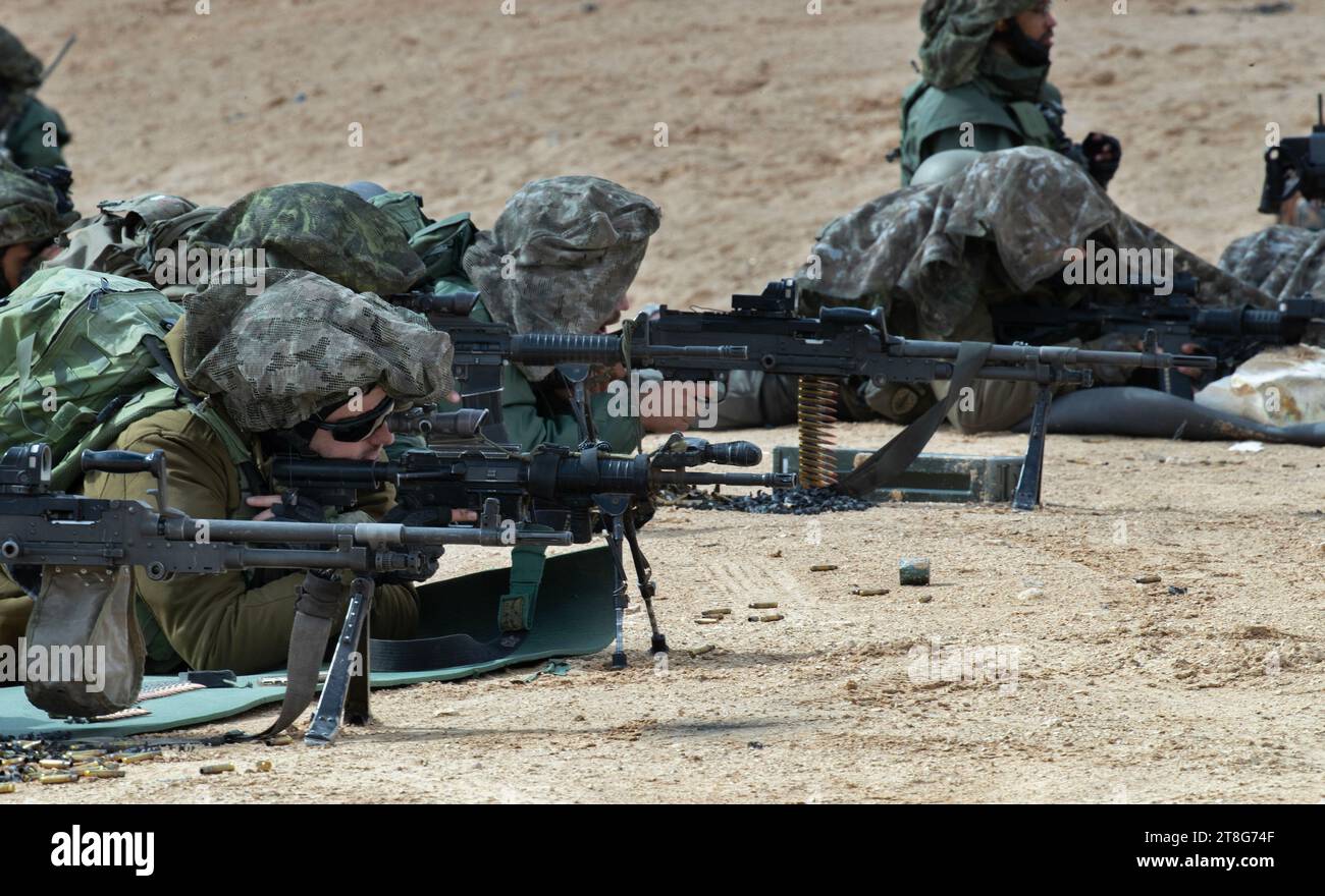 Israeli infantry soldiers from the 55th Brigade of paratroopers with ...