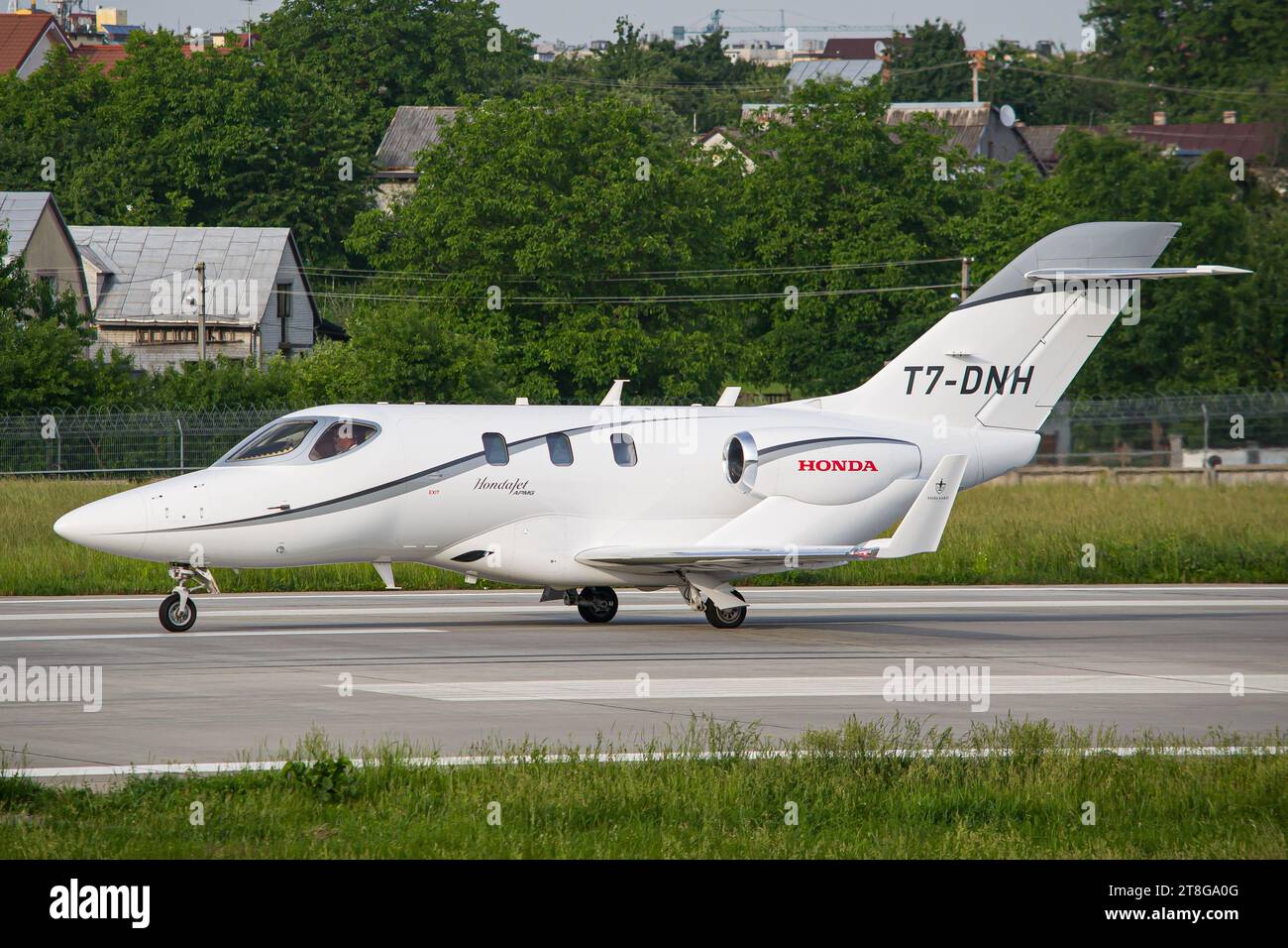 Private Honda HA-420 HondaJet aircraft slowing down on runway after ...