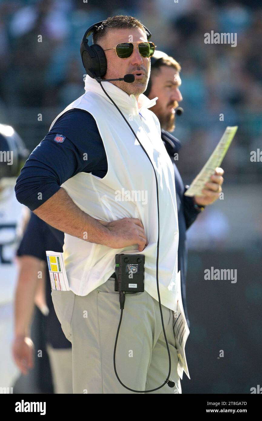 Tennessee Titans head coach Mike Vrabel, front, and offensive ...