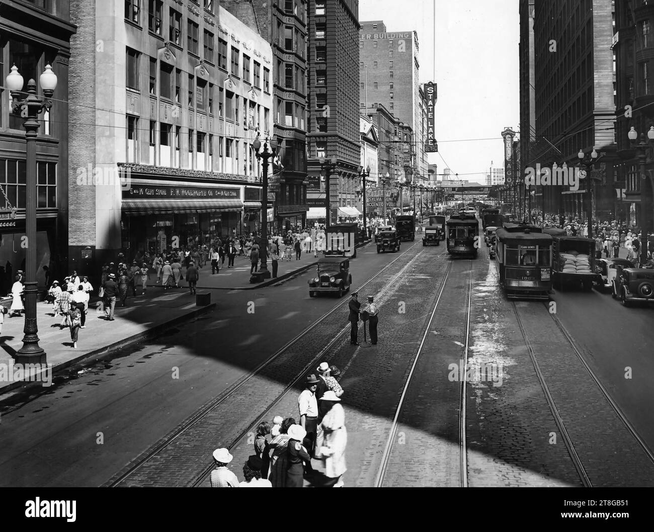 A view of Chicago's Street Street looking north towards Randolph Street in 1935 Stock Photo - Alamy