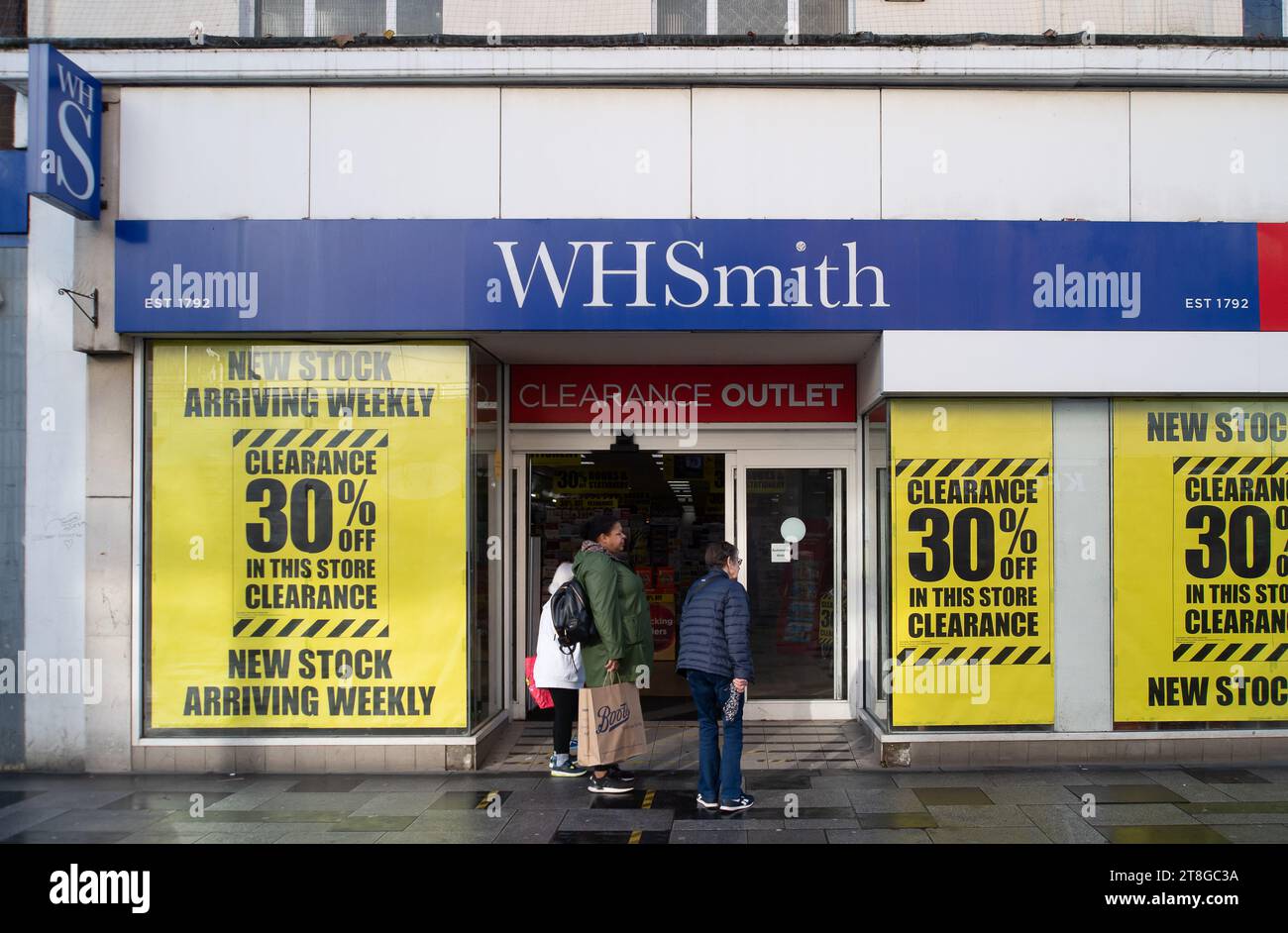 Slough, UK. 20th November, 2023. A 20% clearance sale at WHSmith in ...
