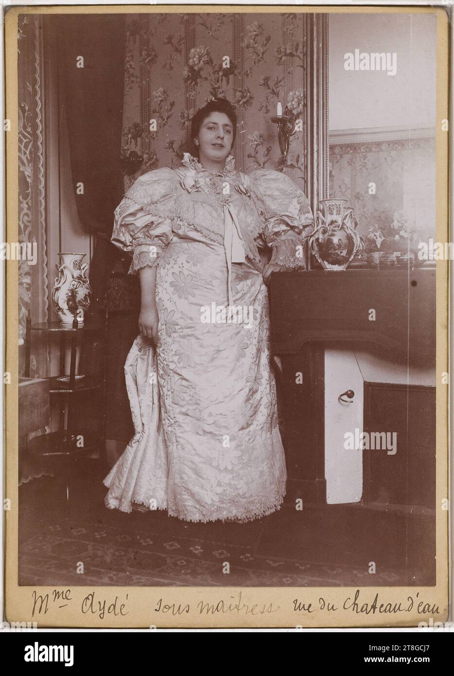 Mme ayde sous maitresse rue du chateau deau hi-res stock photography ...