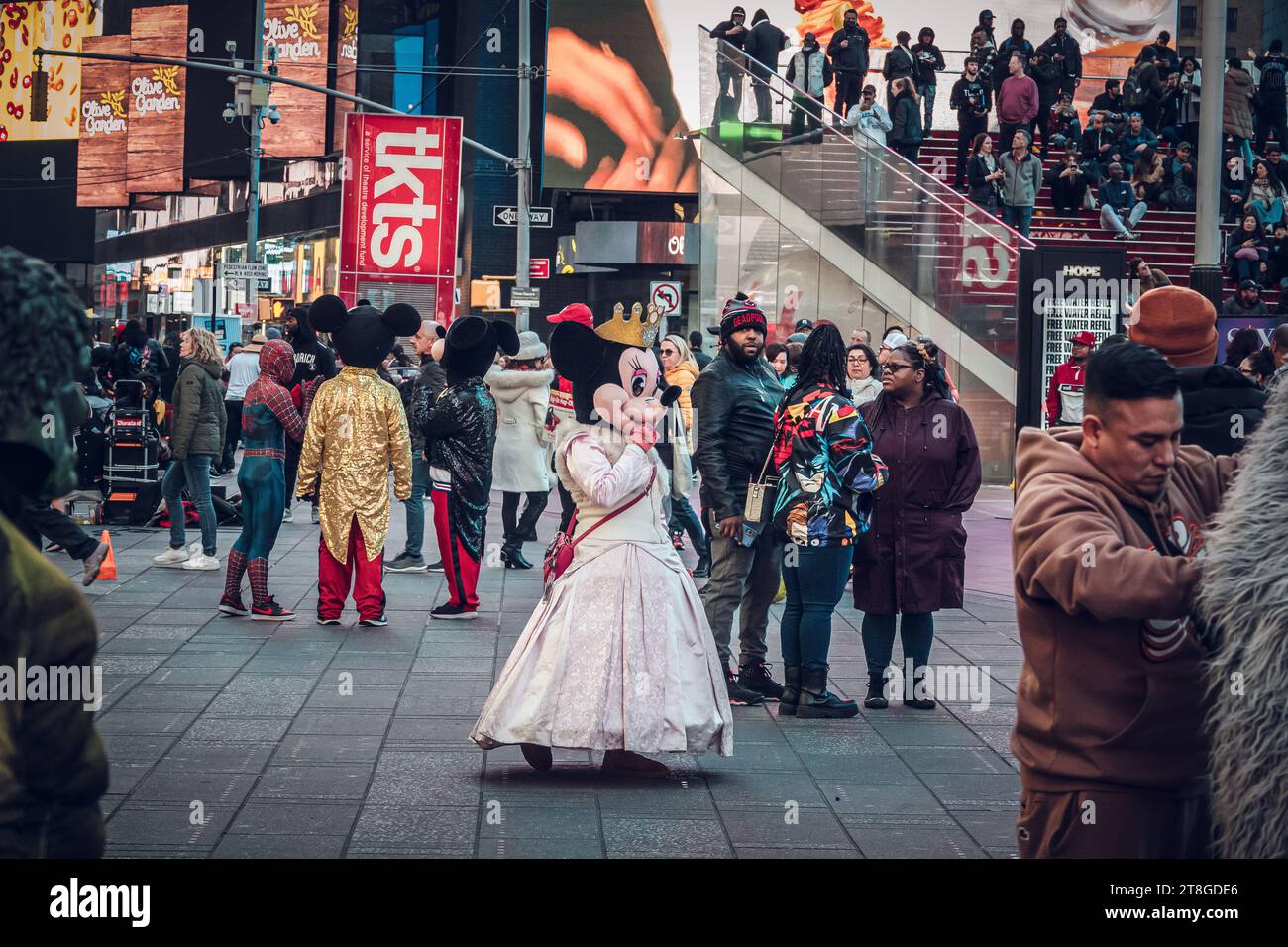 Minnie mouse en time square hi-res stock photography and images - Alamy