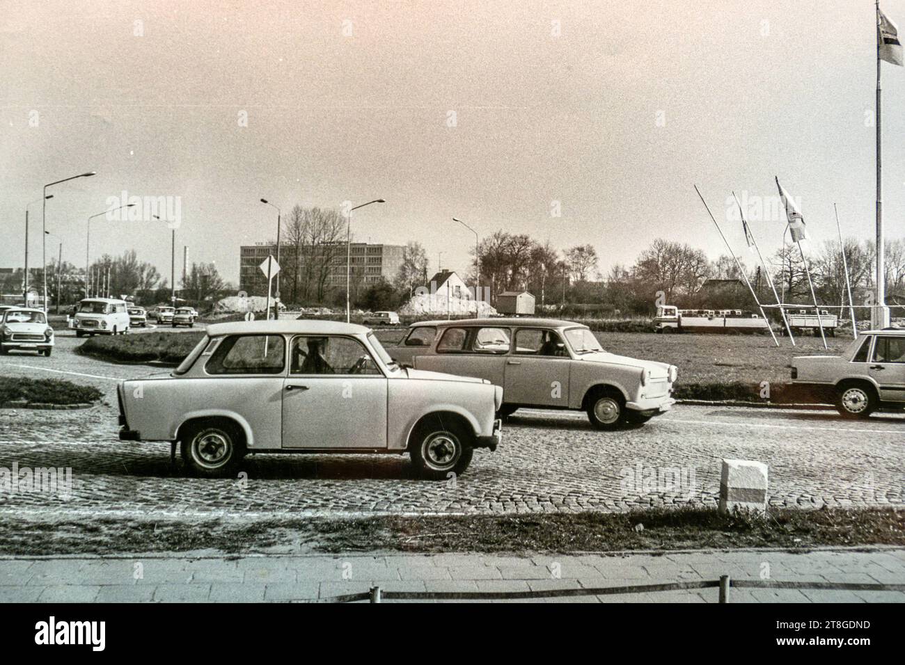 Kreisverkehr Rostock - Schutower Ring - 12.03.1990: Das einstige Nadelöhr Schutower Ring mit ...