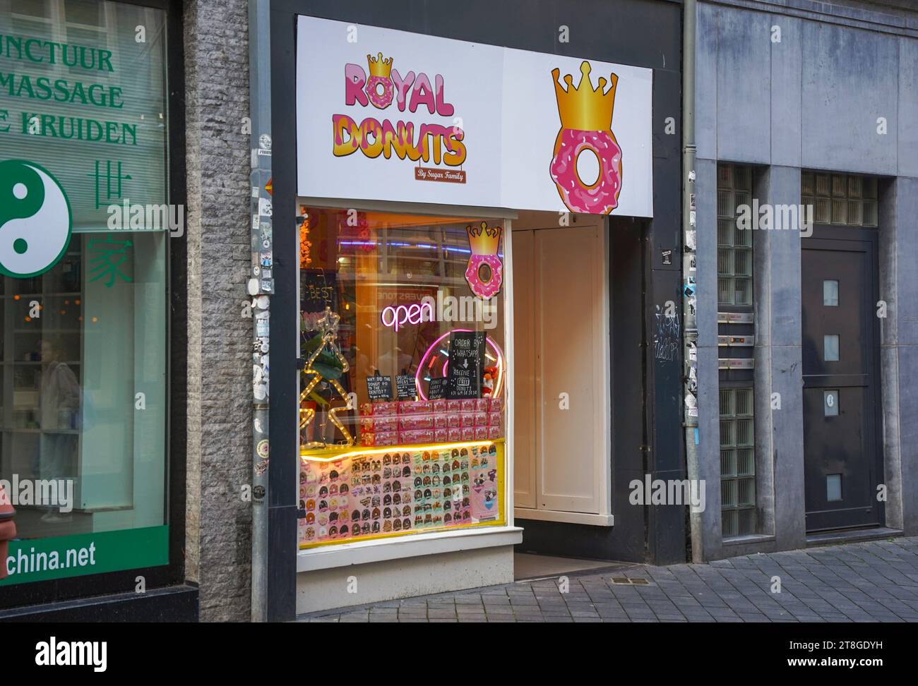 Royal donuts hi-res stock photography and images - Alamy