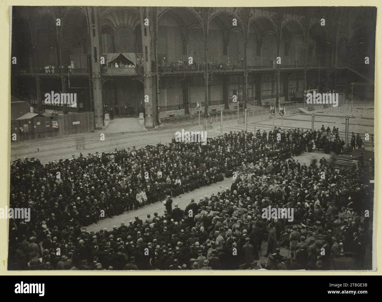 Review of July 14, 1916: the president presents the diplomas of Mort ...