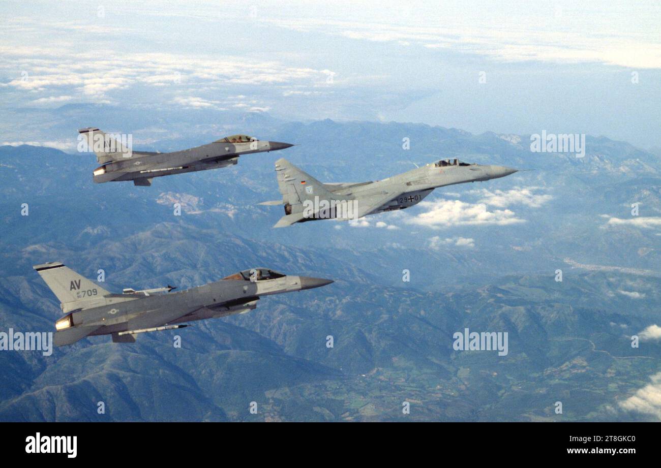 USAF F-16s Luftwaffe MiG-29 1995 Stock Photo - Alamy