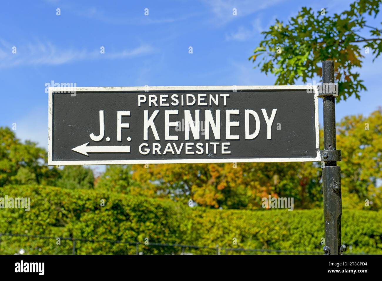 Direction sign to the gravesite of JFK at the Arlington National ...