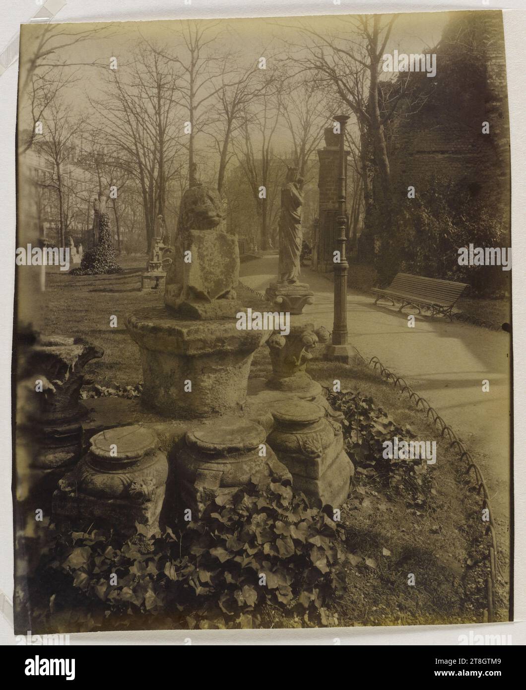 Garden with sculptures, Hôtel des Abbés de Cluny, 24 rue du Sommerard ...
