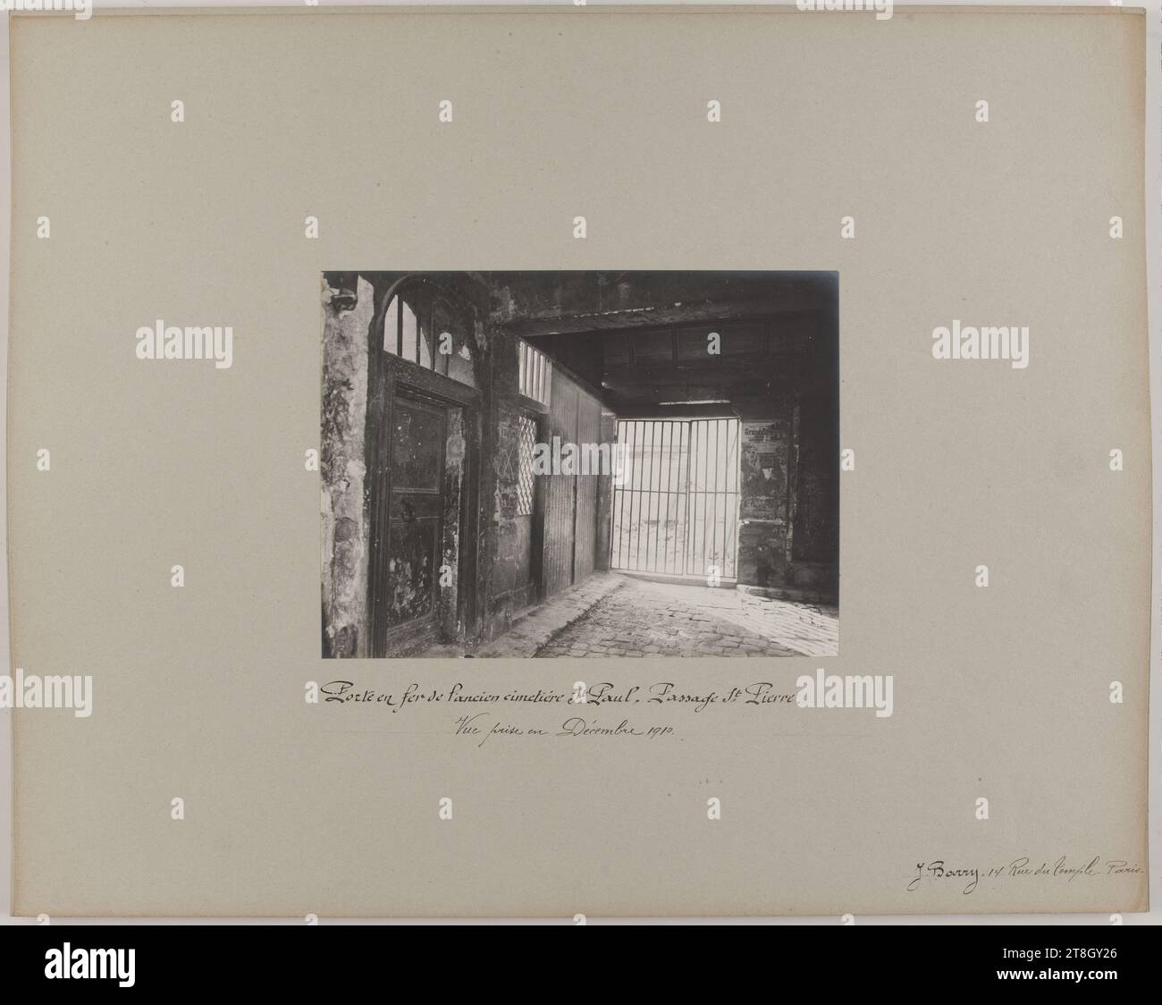 Saint paul cemetery paris hi-res stock photography and images - Alamy