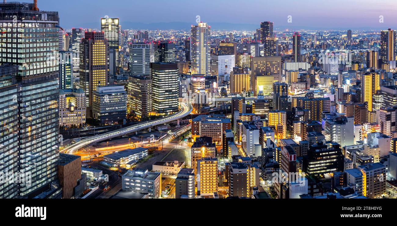 Osaka Stadt von oben mit der Skyline Hochhäuser Panorama bei Nacht in ...