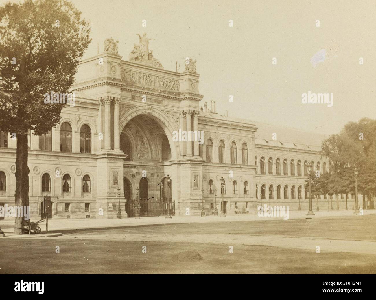 Palais des arts et de l'industrie hi-res stock photography and images ...