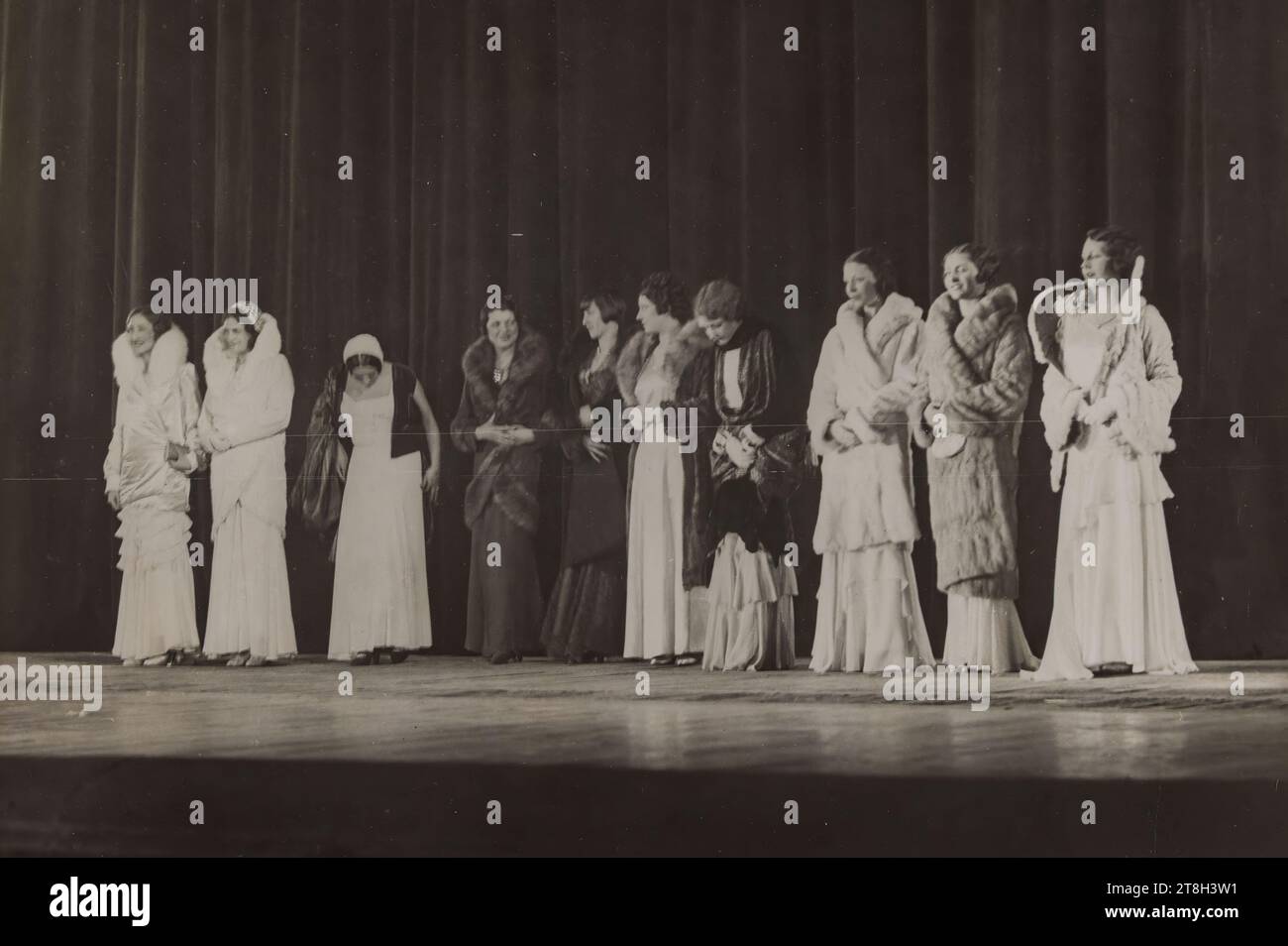 Contestants presented hi-res stock photography and images - Alamy