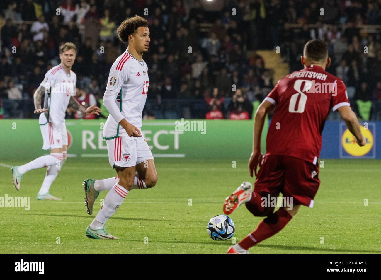 Running spectators crowd competition action hi-res stock photography ...