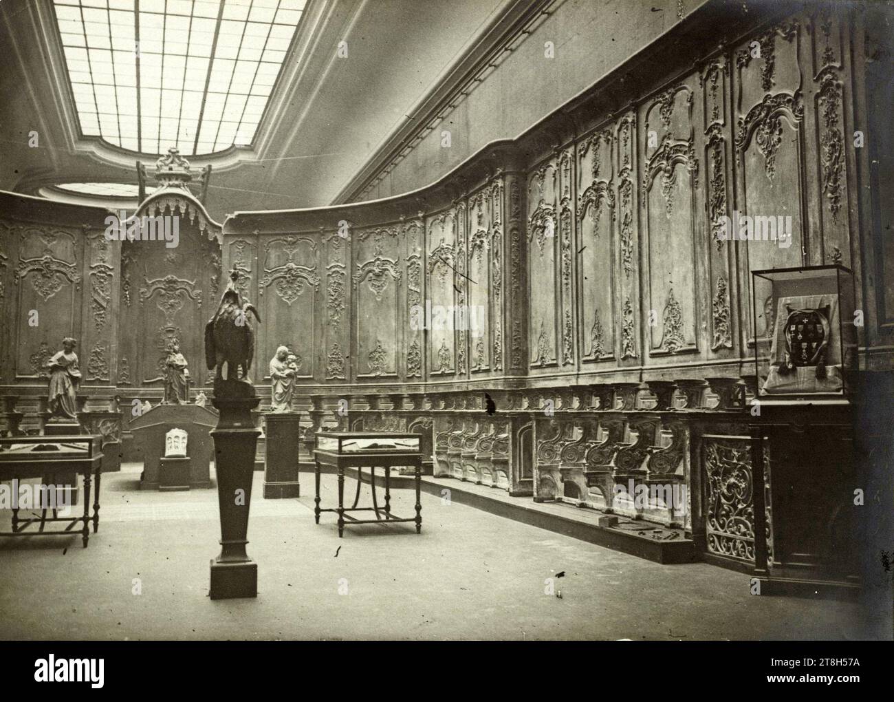 at the Petit-Palais. Exhibition of broken objects by the Boches ...