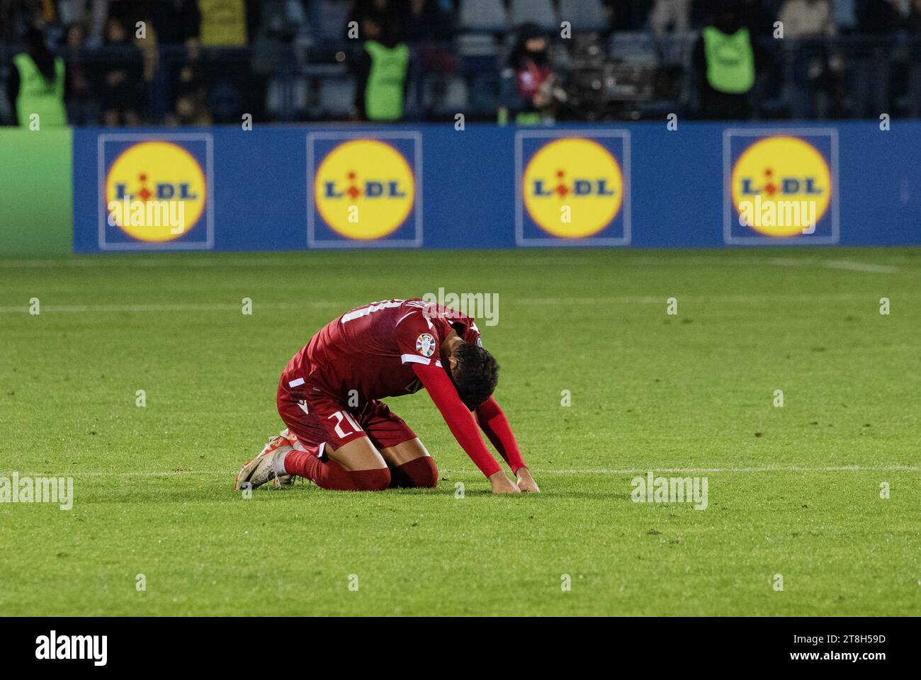 Maturekneeling hi-res stock photography and images - Alamy