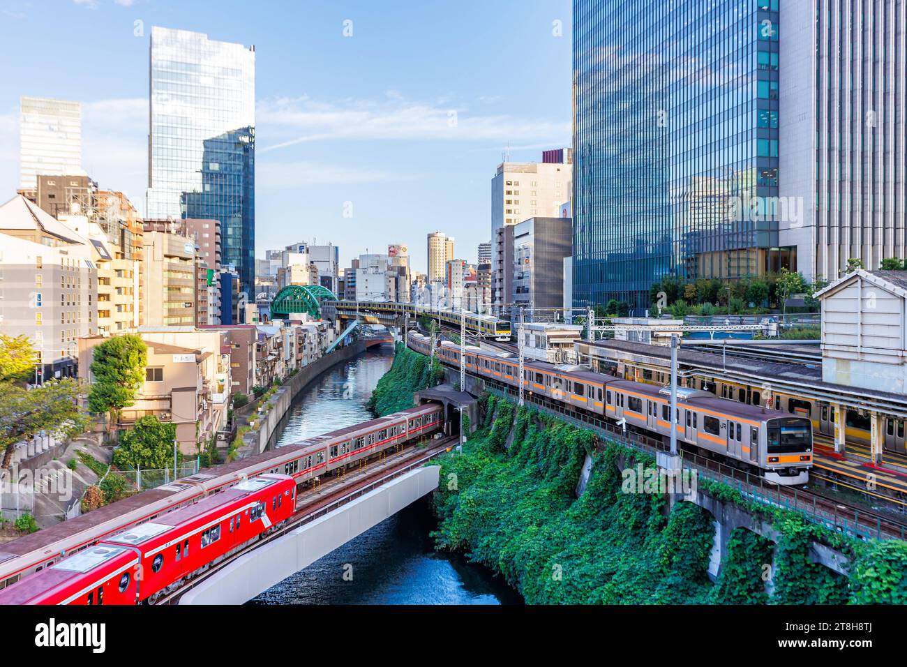 Nahverkehr in Tokio mit Zügen der Metro und Eisenbahnen der Japan Rail JR in Tokyo, Japan Tokio ...