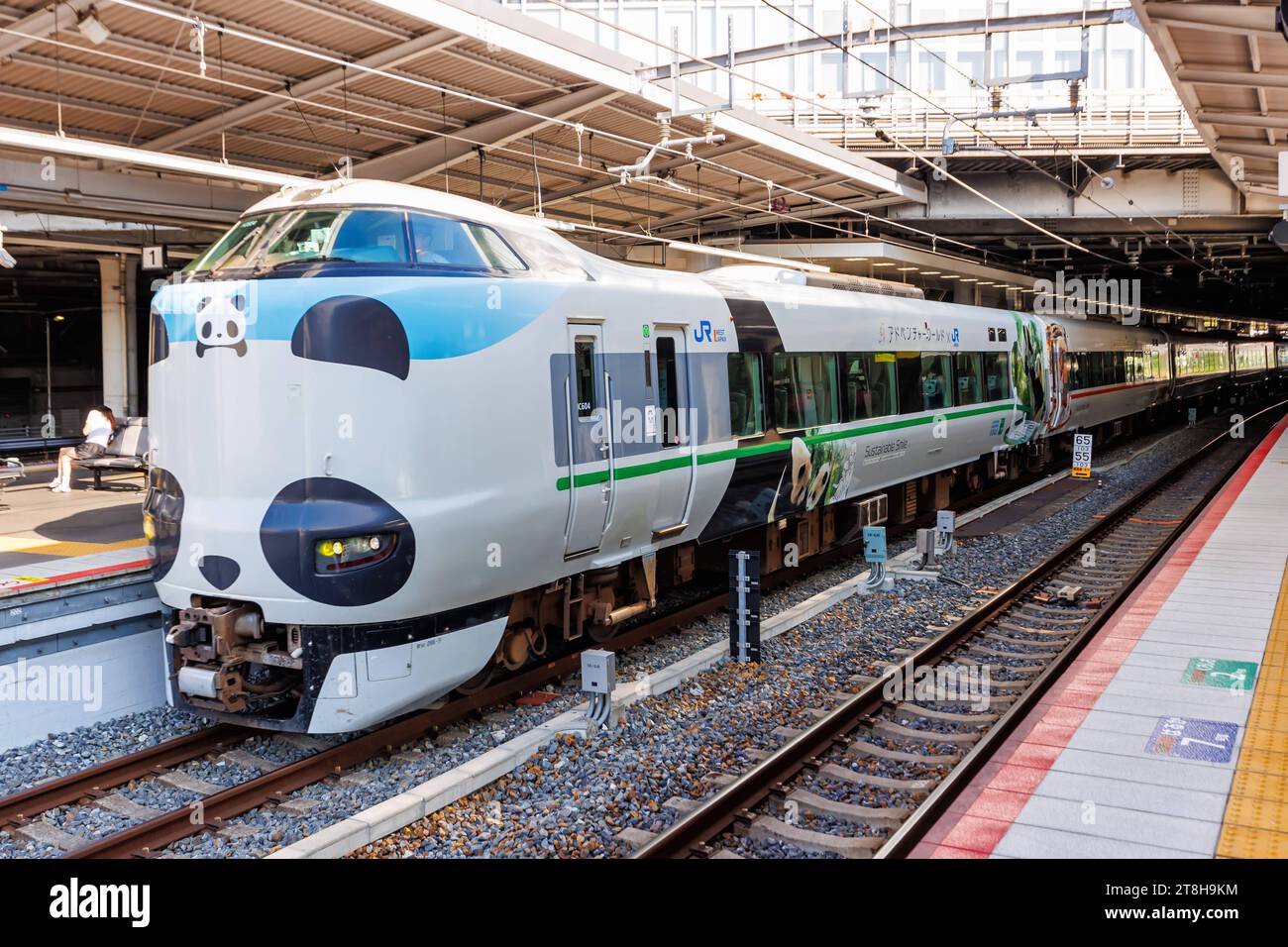Panda Zug der Japan Rail JR West Eisenbahn in Osaka, Japan Osaka, Japan ...