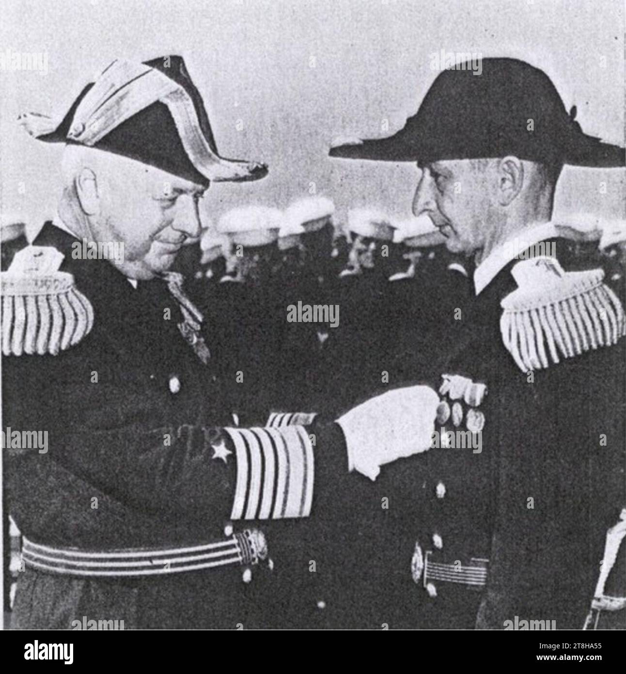 VAdm Kalbus awards Lt. Anders from USS Panay Stock Photo - Alamy