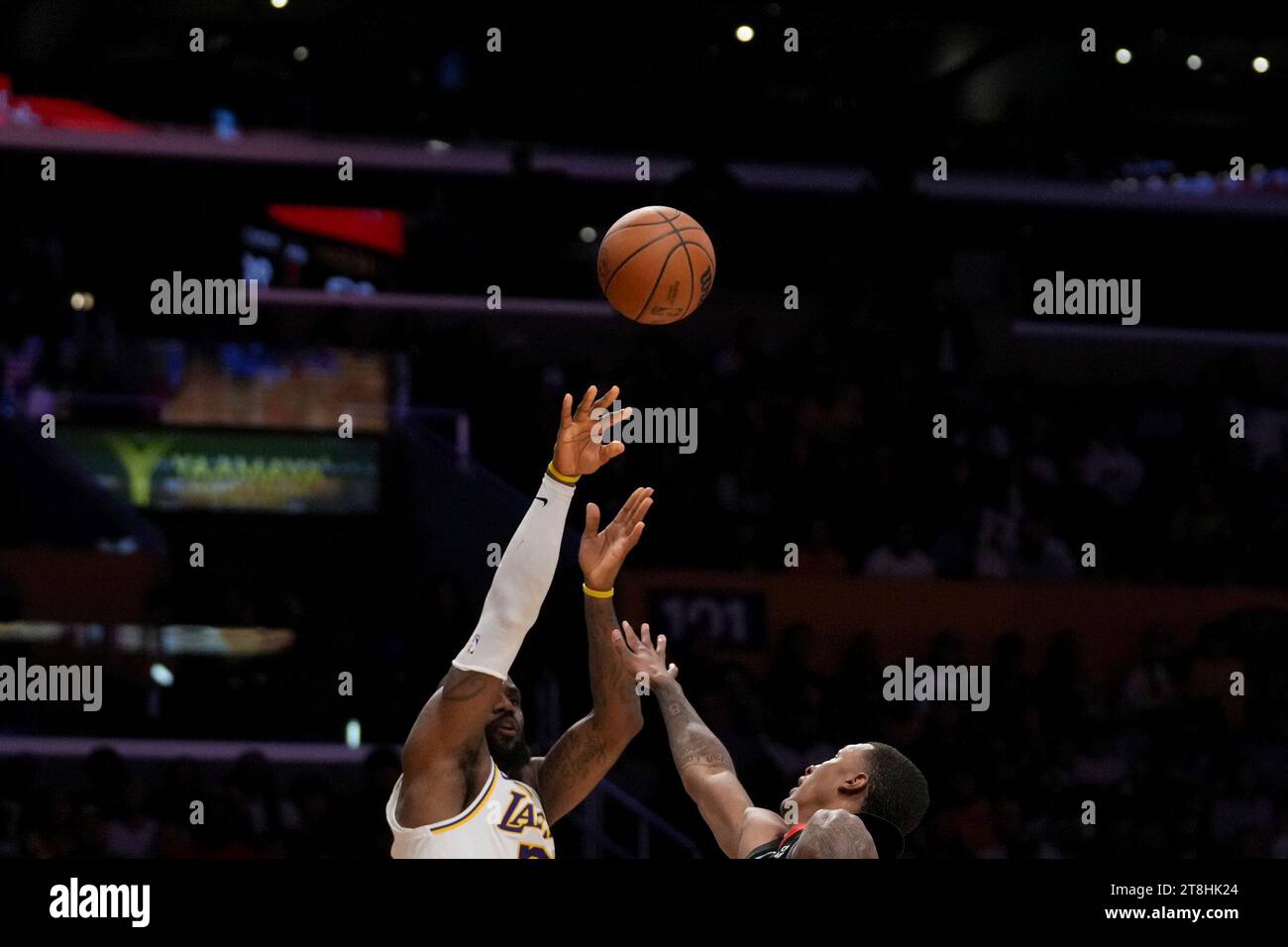 Los Angeles Lakers forward LeBron James (23) shoots over Houston ...
