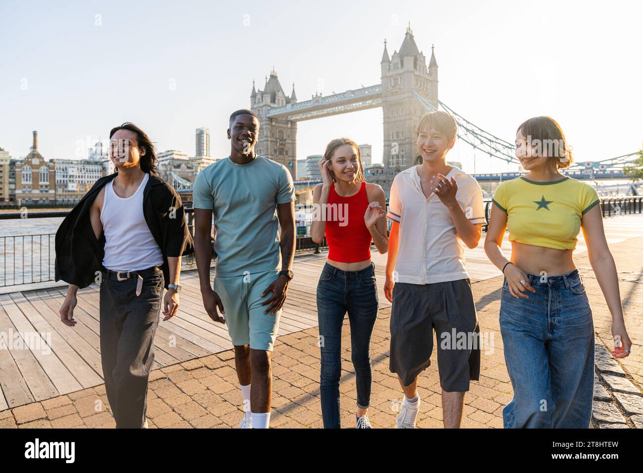 Group students london tower bridge hi-res stock photography and images ...