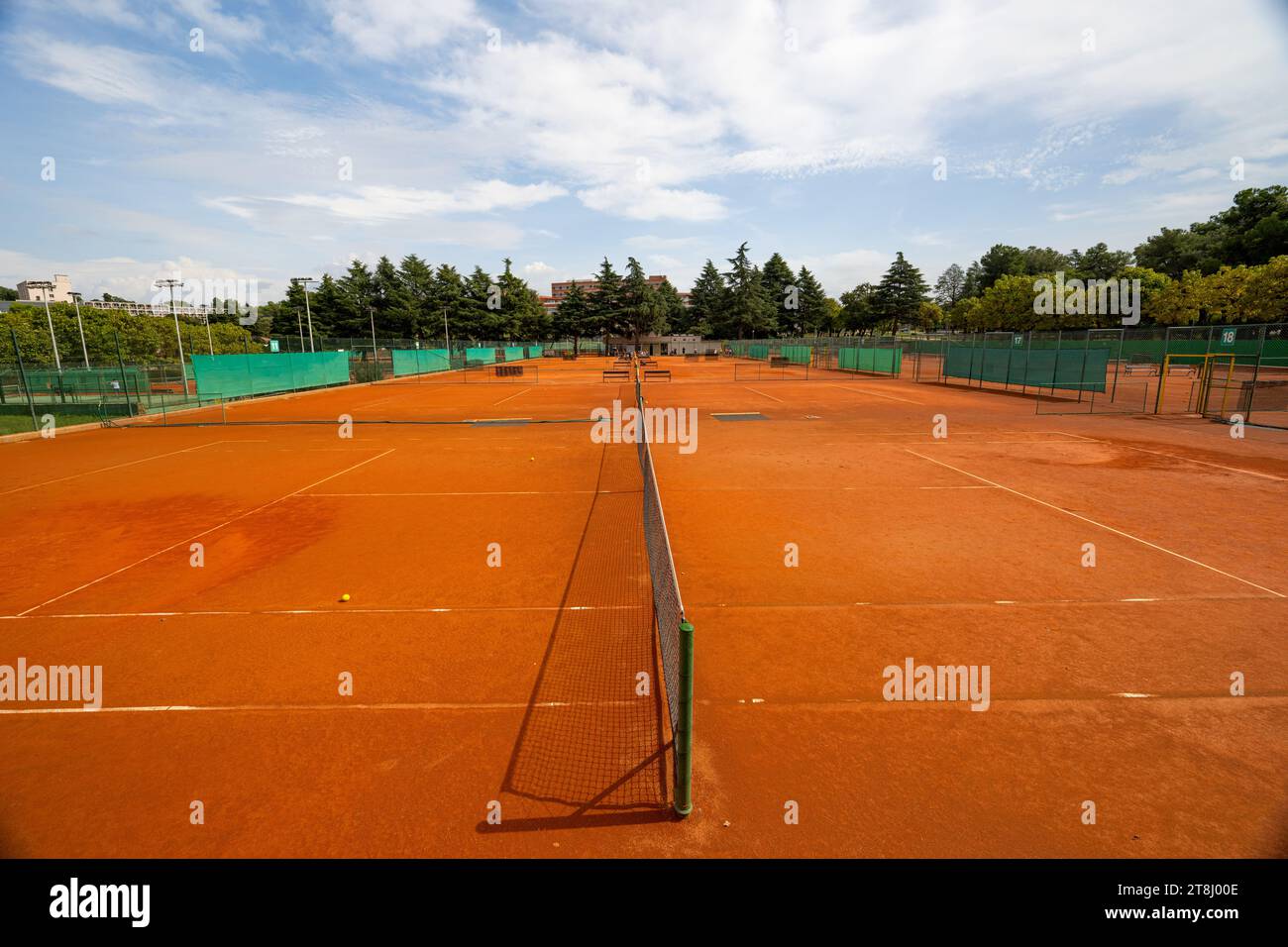 Tennis court outside hi-res stock photography and images - Alamy