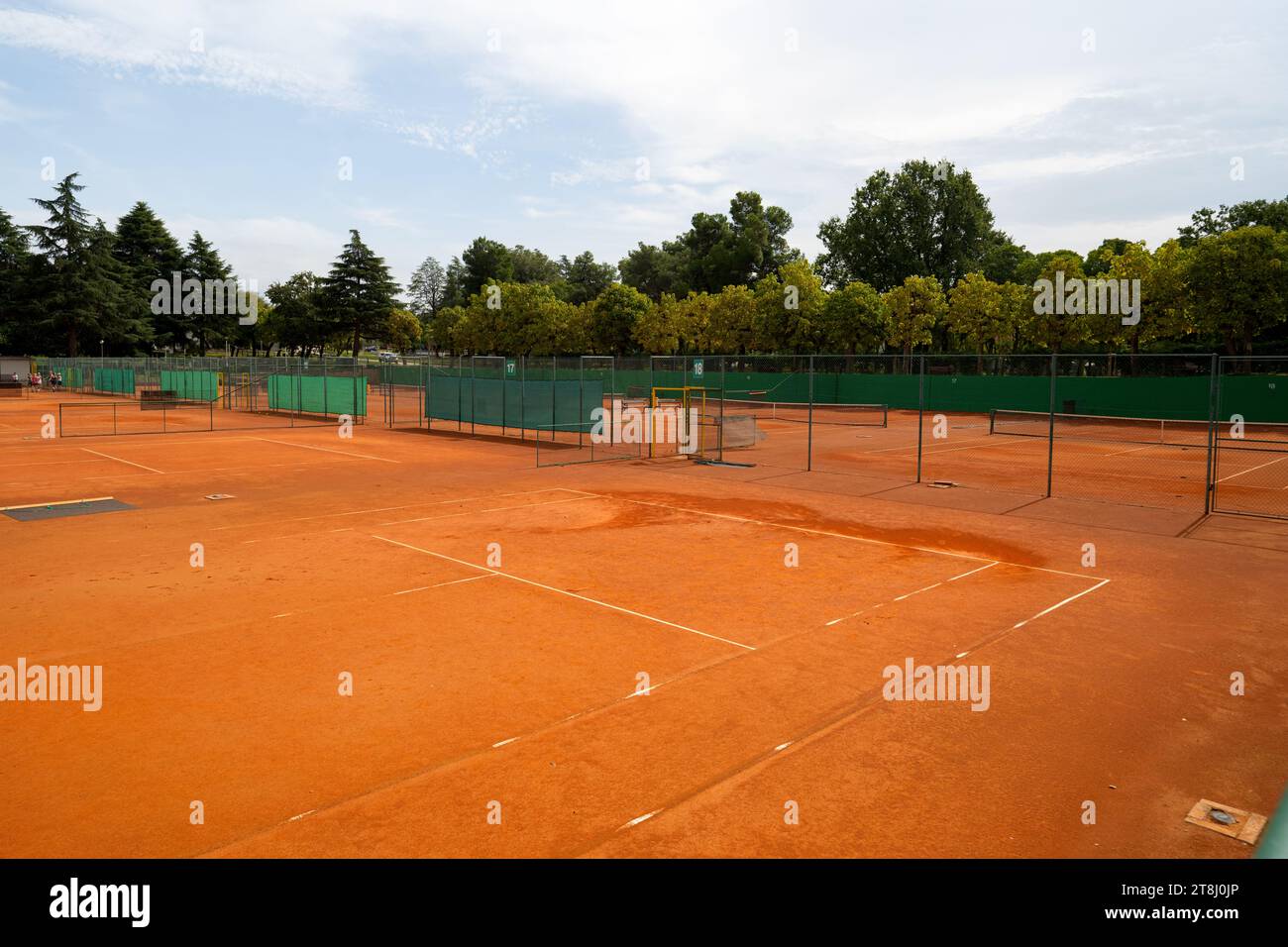 Tennis court outside hi-res stock photography and images - Alamy