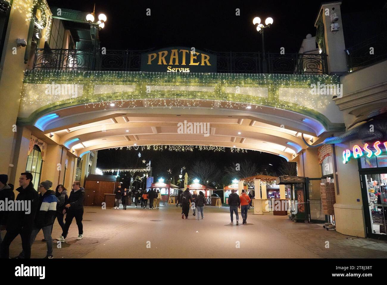 Eingang zum Prater und Wintermarkt auf dem Riesenradplatz - Wien 20.11. ...